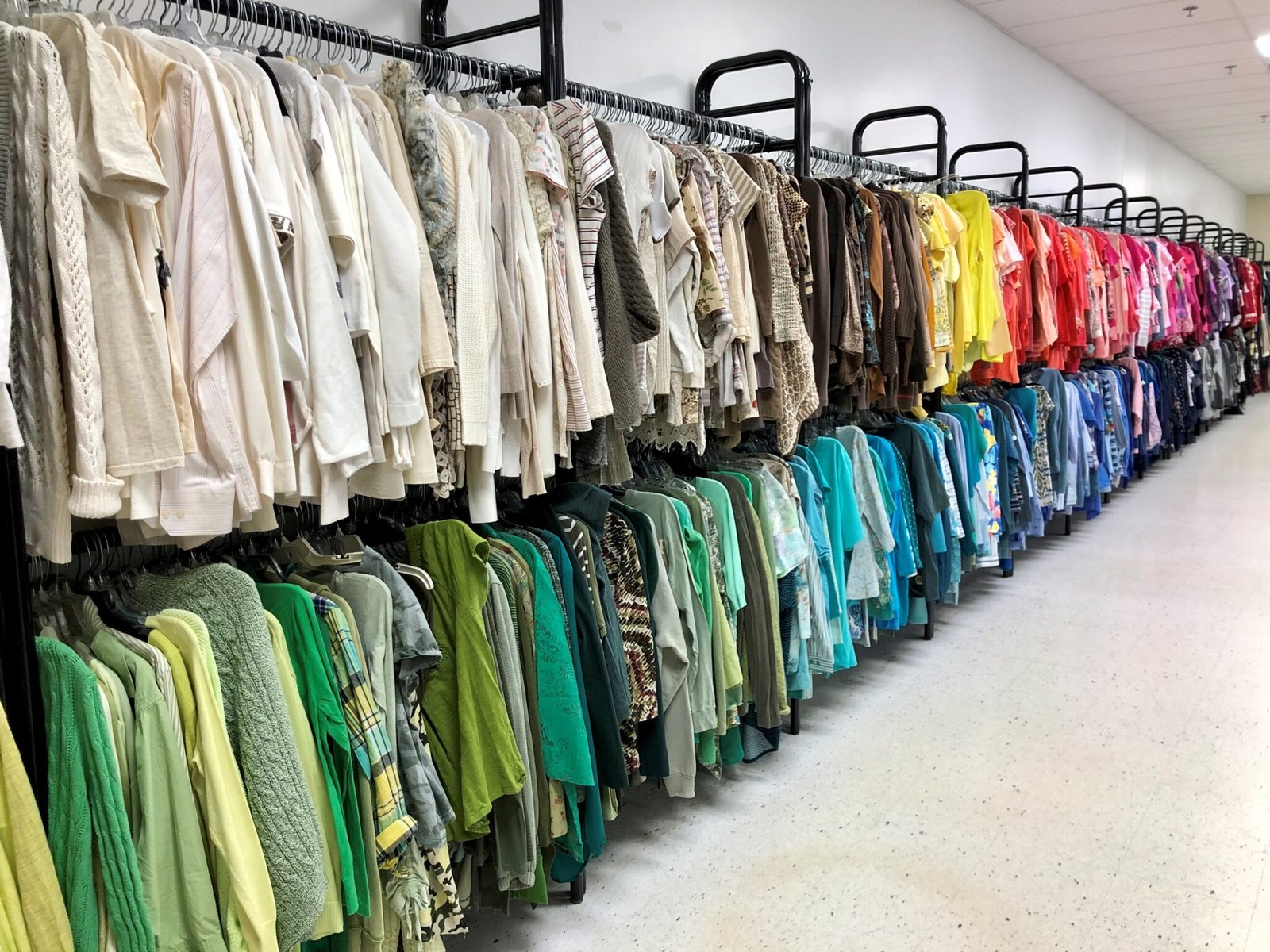 Los Clothing Closets o bancos de ropa gratis